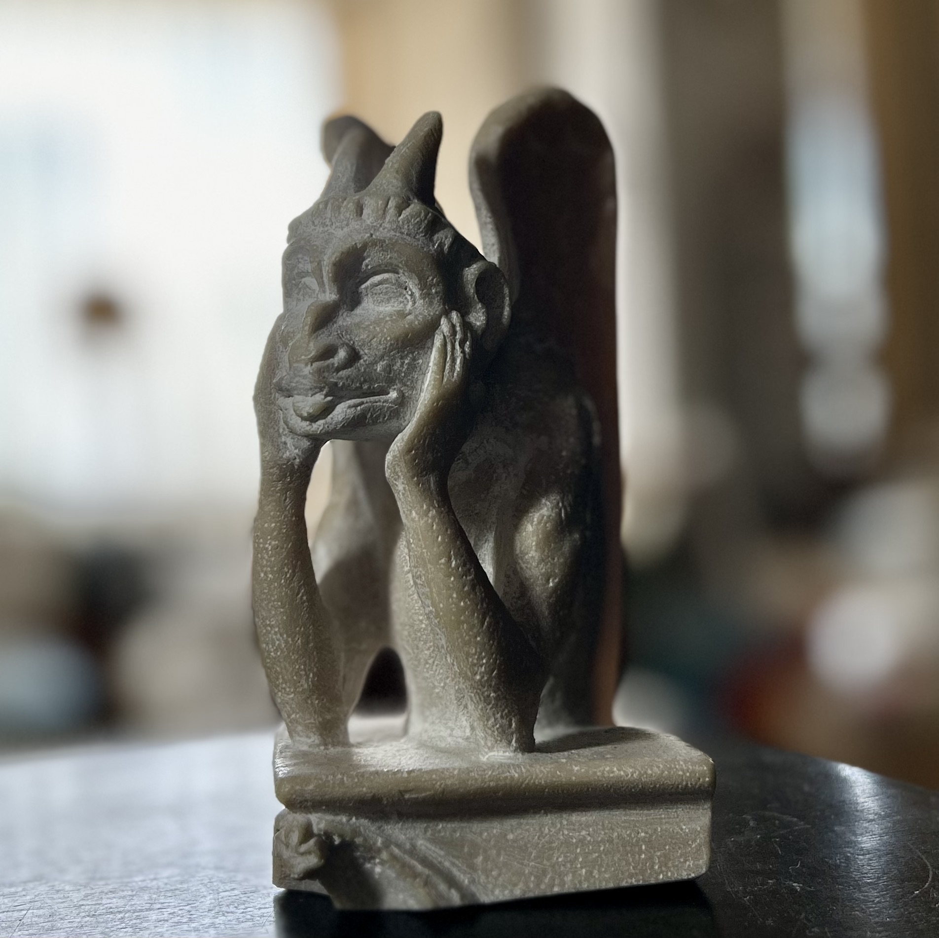 ノートルダム大聖堂のキマイラ像｜パリオリンピックに思いを馳せて - on the Buffet